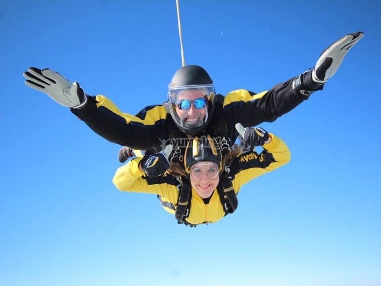 Skydive Buzz Ltd, prices and bookings 2026 | Yumping