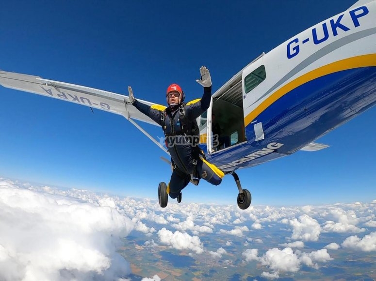 UK Parachuting Peterborough, prices and bookings 2025 | Yumping